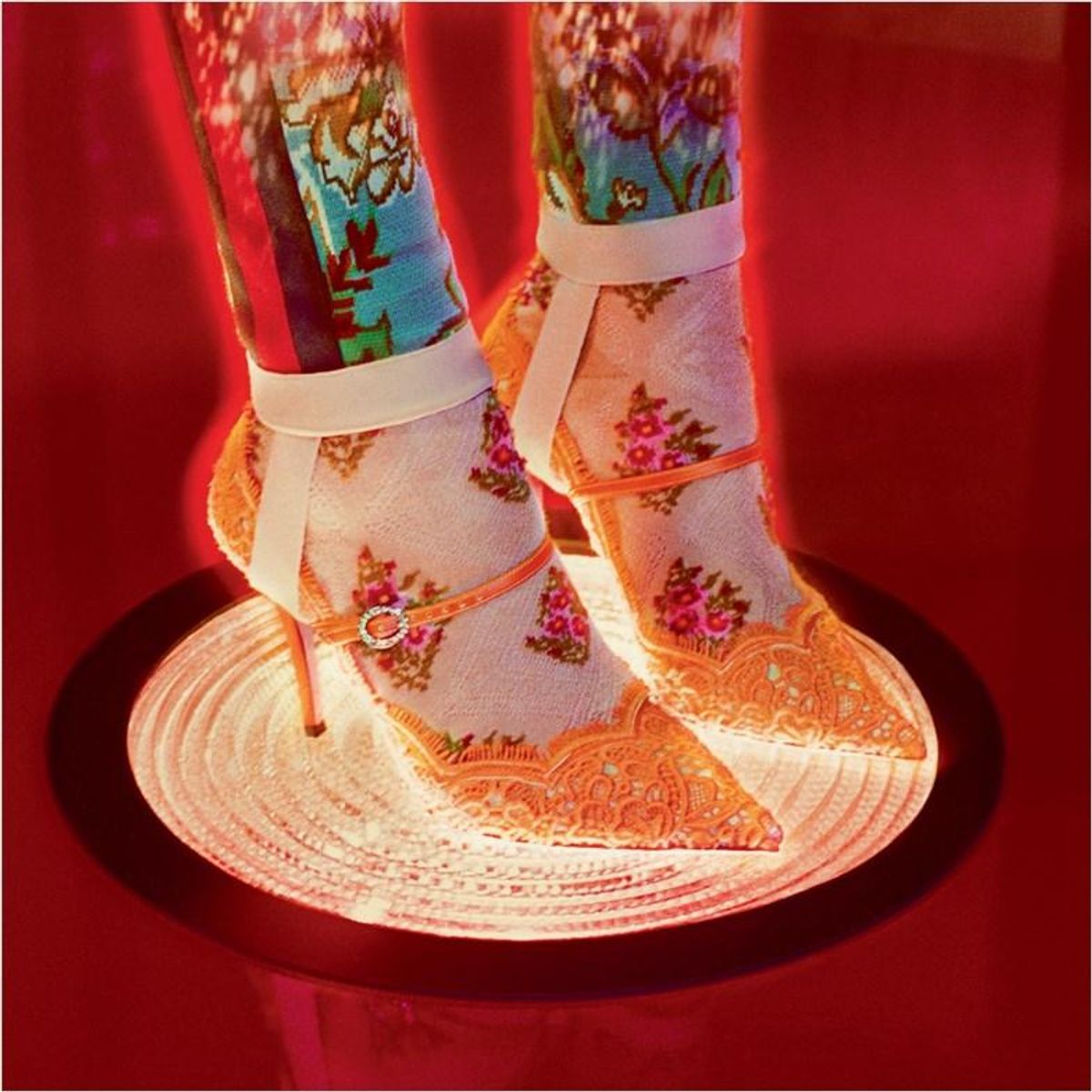 Gucci Fall '17 Campaign Sees Models Kissing Aliens & Fighting Dinosaurs