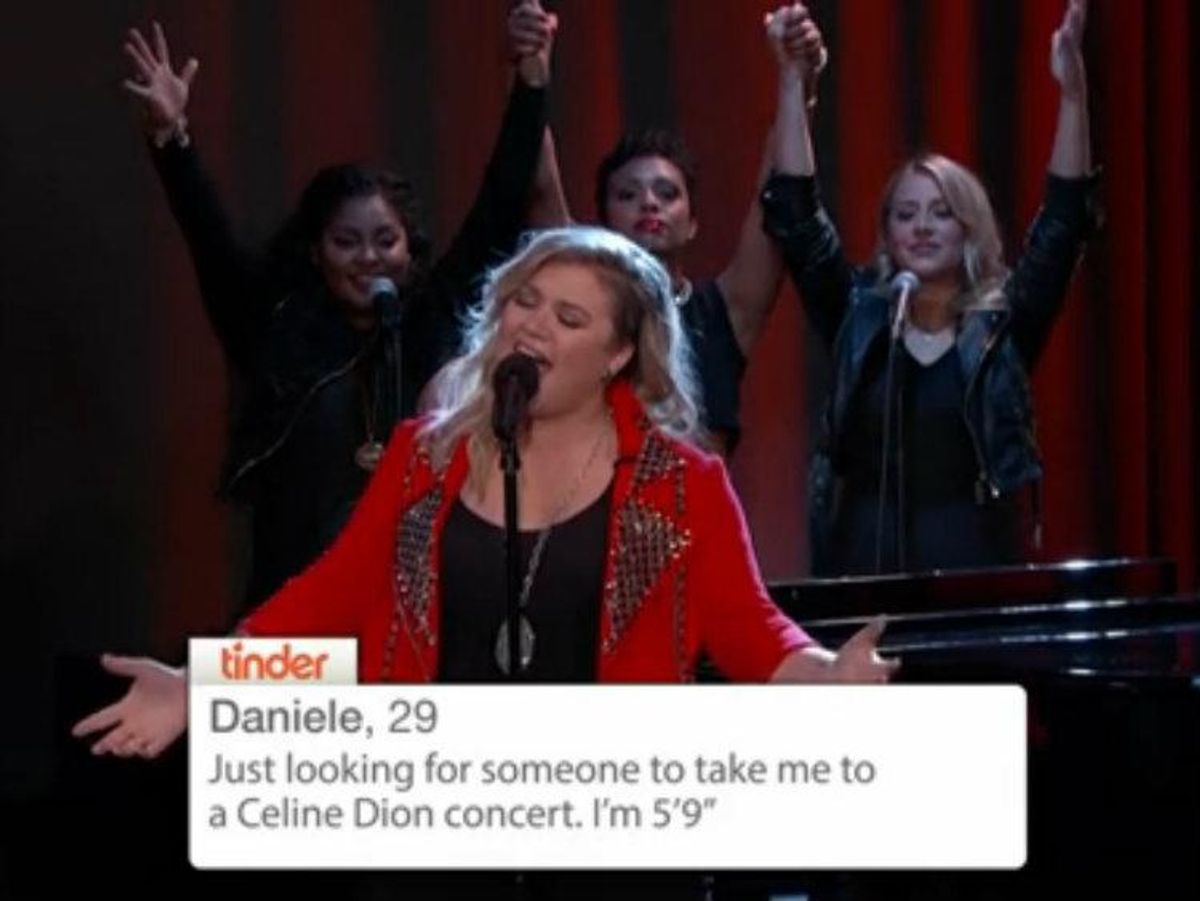 WATCH: Kelly Clarkson Sings Tinder Profiles