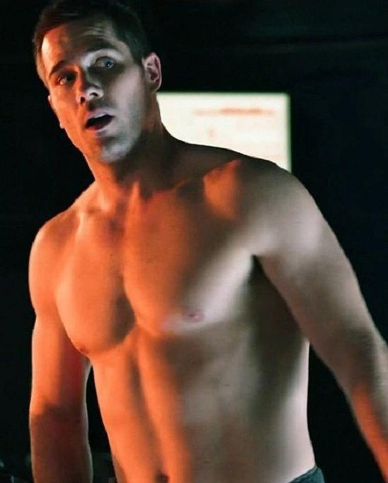 Luke Macfarlane Body