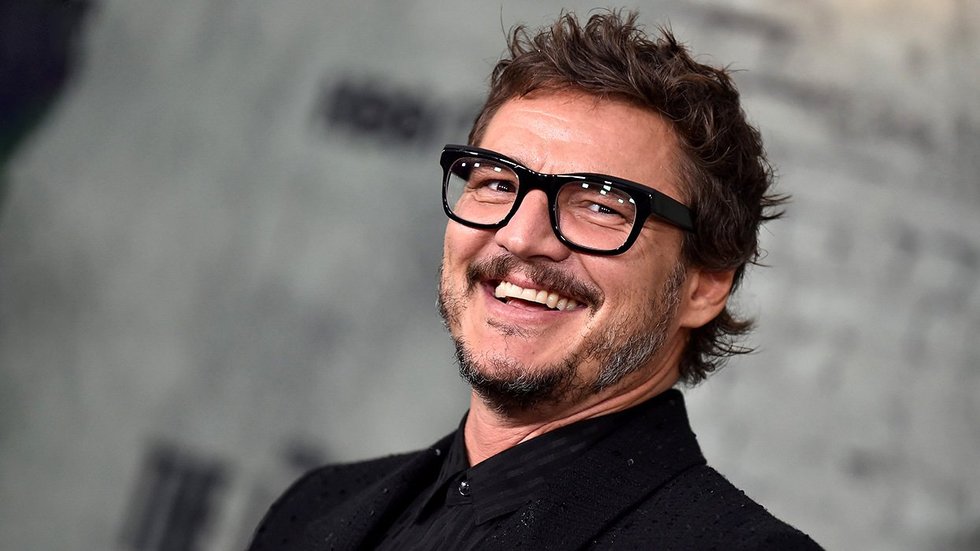 Pedro Pascal posted an adorable pic with his agent and fans are in a tizzy