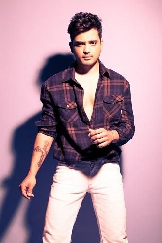 EXCLUSIVE: Solomon Premieres 'Life Goes On'