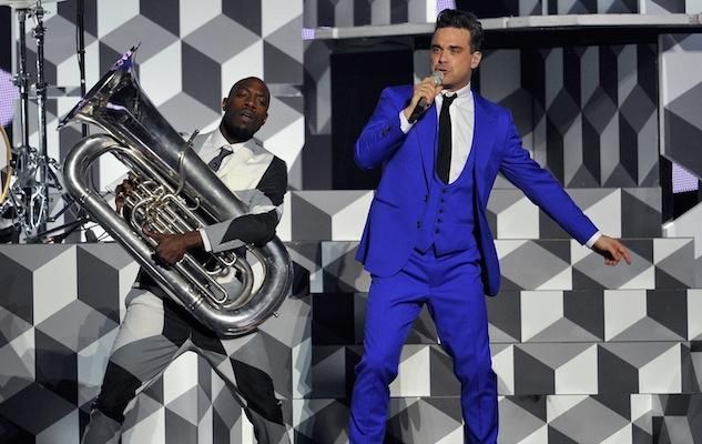 Robbie Williams Shows Off His Dazzling New Suit