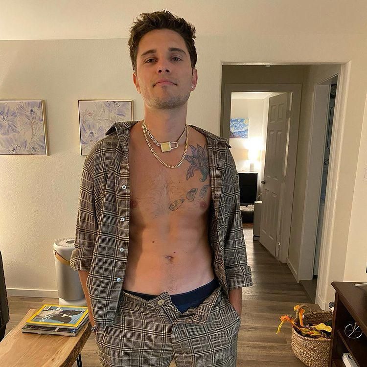 22 Pics of Ronen Rubinstein That Are Hotter Than a House Fire